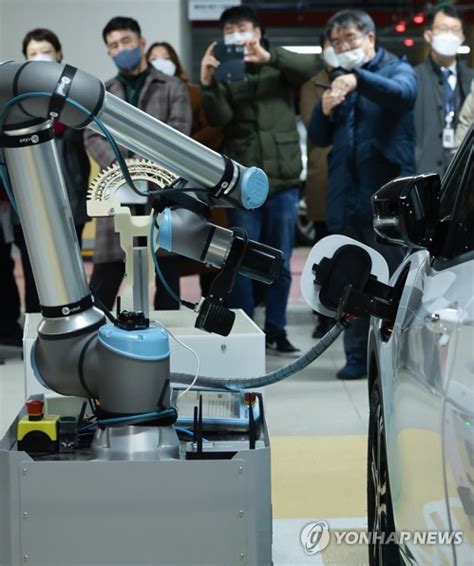 자율주행로봇의 전기차 충전 네이트 뉴스