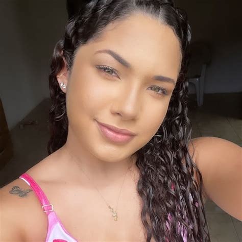 Júlia Juliiaaj On Threads