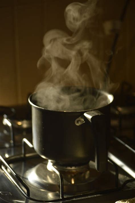 가스 난로 가정 가정 생활 가정 요리 가정의 간단한 음식 검은 냄비 검은색 주방기구 금속 냄비 기와 김이 나는 끓는 끓인 냄비 단순한 생활 따뜻한