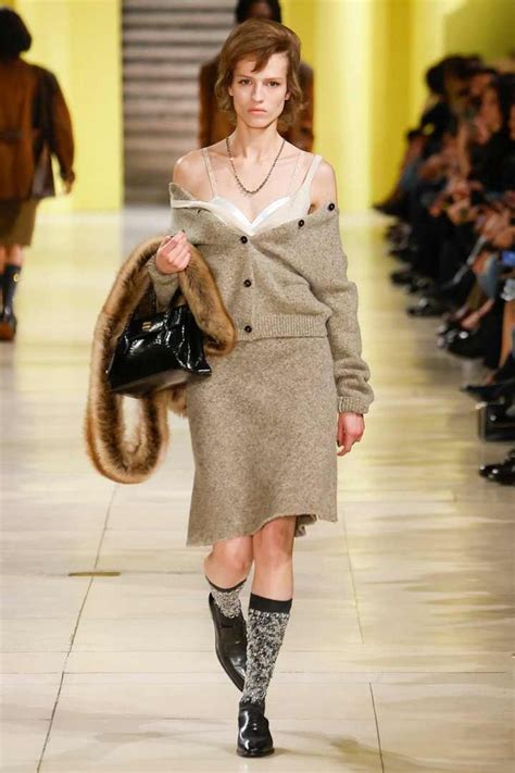 5 Hal Menarik Dari Koleksi Miu Miu Fallwinter 2025 Feminitas Yang