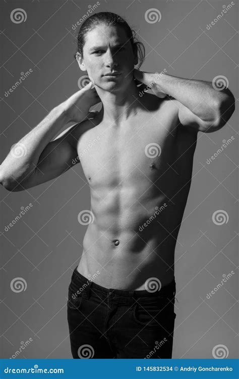 Photo Noire Et Blanche Dun Homme De Torse Nu Fond Gris Photo Stock