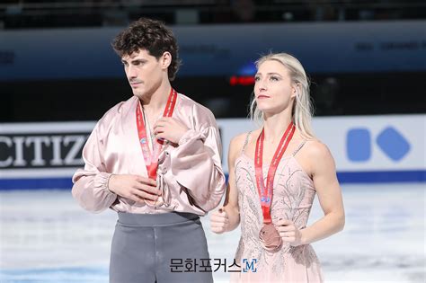 현장스케치 2023 Isu 피겨스케이팅 시니어 그랑프리 파이널 아이스댄스 시상식 문화포커스