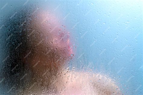 Hermosa Mujer En La Ducha Detrás De Vidrio Con Gotas Foto Premium