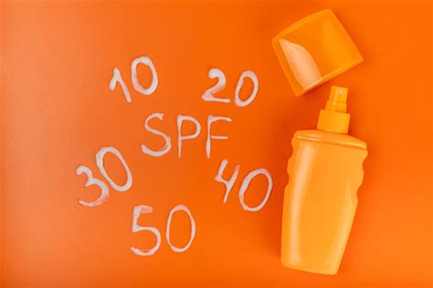 주황색 배경에 자외선 차단제 spf 크림 자외선 차단 자외선 차단 여름 휴식과 휴가의 개념 여름 분위기 디자인 모형 쇼핑
