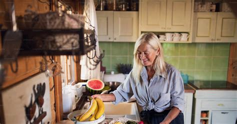 집에서 실내 쇼핑을 푸는 행복한 노인 여성 지속 가능한 라이프 스타일 사진 Unsplash의 음식 이미지
