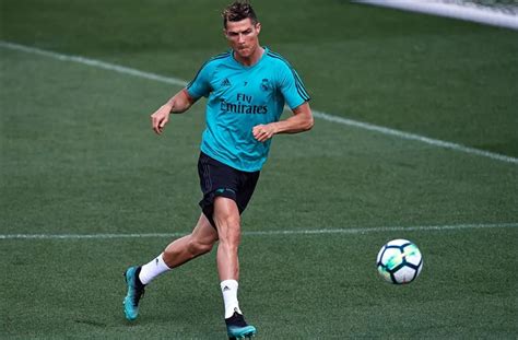 Ronaldo Bất Ngờ Xuất Hiện Trên Sân Tập Của Real Madrid