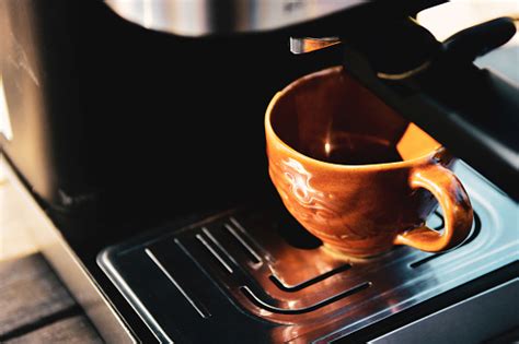 커피 머신에서 쏟아지는 에스프레소 바리스타 카페 만들기 커피 준비 서비스 컨셉 클로즈업 기계류에 대한 스톡 사진 및 기타 이미지 기계류 따르기 라떼 Istock