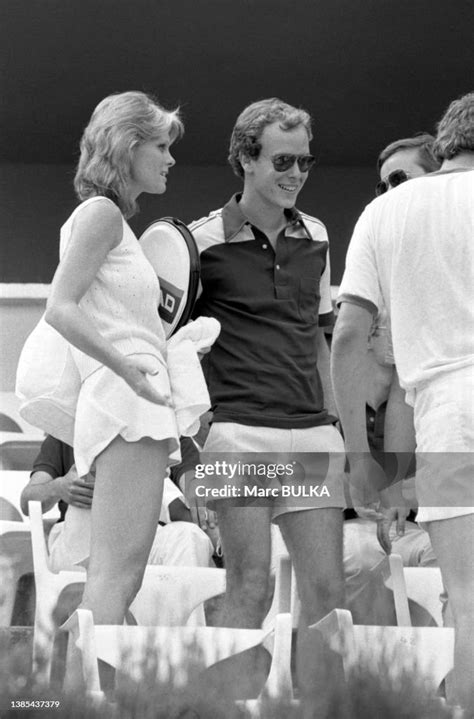 Cathy Lee Crosby Et Albert De Monaco Sur Un Court De Tennis Dans Les