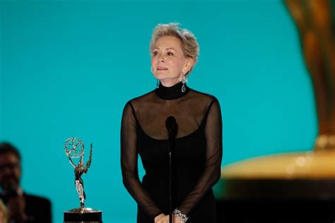 Jean Smart Remembers Her Late Husband In Tear Jerking Emmys Acceptance