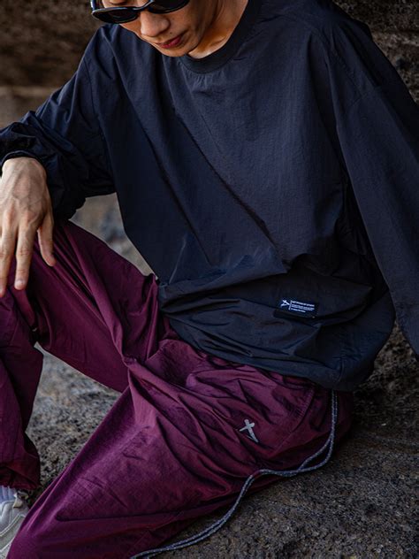 타이포 로고 윈드 스웨트셔츠 Black Eternal Journey