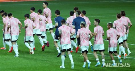 유벤투스 경기 D 1 몸푸는 선수들