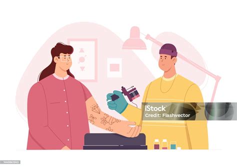 Salon Tato Master Memegang Mesin Dan Membuat Sketsa Tato Seni Pada