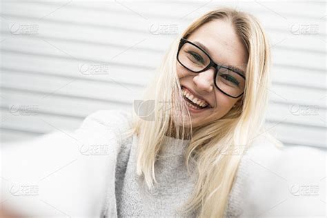 美丽的微笑的女子