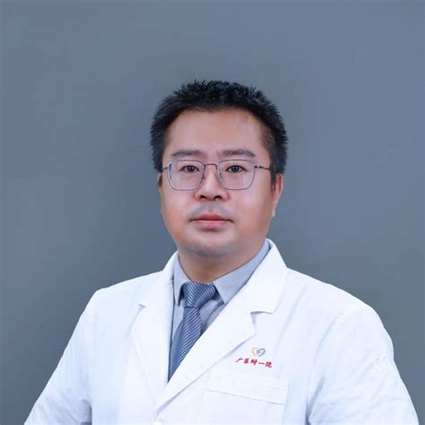 症状及患病时长：34年 就医及用药情况：没有用药 需要解答的问题：李医生 您好，我老公是在小学体检的时候发现的乙肝，到现在也没有管过，身体并无不适。上周去医院查了乙肝两对半，肝功能跟乙肝病毒