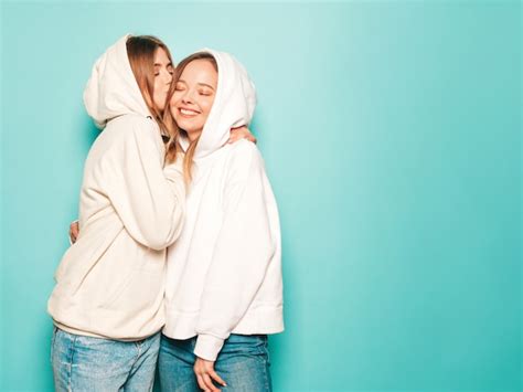 Zwei Junge Schöne Blonde Lächelnde Hipster Mädchen In Trendigen Sommer