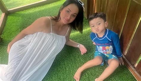 8 Potret Ootd Tengku Dewi Putri Ibu Hamil Yang Cantik Photo