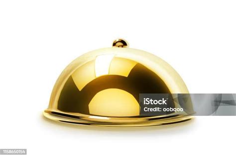 흰색 배경에 덮개가있는 금속 트레이를 들고있는 웨이터 열린 뚜껑이있는 빈 레스토랑 클로슈 3d 그림 금 금속에 대한 스톡 사진 및 기타 이미지 Istock