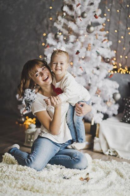 Une Jeune Mère Tenant Un Enfant Heureux Photo Premium