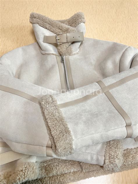 새상품급 연한 갈색의 크롭 무스탕 중고나라 카페에서 운영하는 공식 사이트