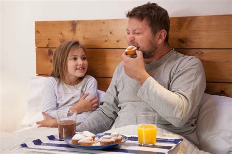 Pai E Filha Comendo Imagens Download Grátis No Freepik
