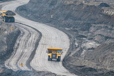 Loading Coal Into Body Truck Mining Truck Mining Machineryto Transport Coal Indonesia Coal
