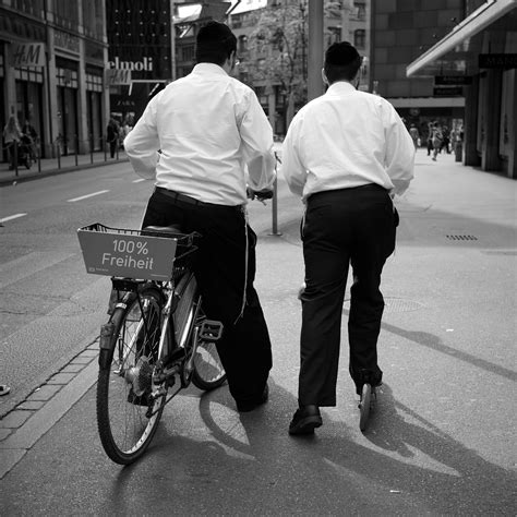 무료 이미지 남자 보행자 검정색과 흰색 도로 화이트 거리 사진술 자전거 전자 서적 차량 훈련 검은 단색화 스포츠 장비 가로 사진 플리커