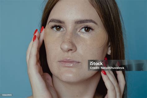 눈 패치 아래에 적용 하는 여자 다크 서클과 붓기를 위한 아이 마스크 예쁜 소녀는 그녀의 눈 아래에 황금 콜라겐 패치를 적용합니다 여자 얼굴 치료 미용 미용 및 스파 다크