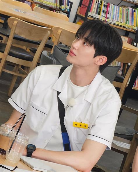 더쿠 교복입은 변우석 인스타 사진 업뎃 F런닝맨