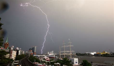 Schwüle Hitze Dunkle Wolken Gewitter So Chaotisch Beginnt Der Juni