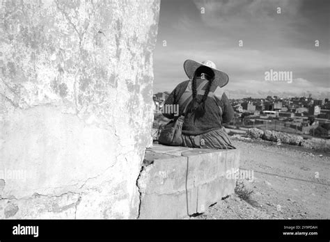 Bolivian Cholita In The Border Between La Quiaca And Villaz N Stock Photo Alamy