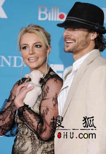 布兰妮凸肚意外走光 身材颇具 孕”味组图