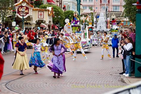 A Million Splashes Of Colour Final Performance At Disneyland Paris
