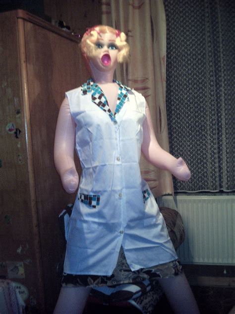 Schöne Frau im Nylonkittel