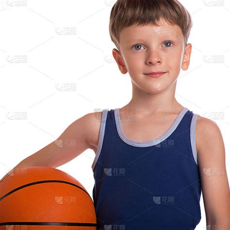 那男孩把篮球抱在臀部上