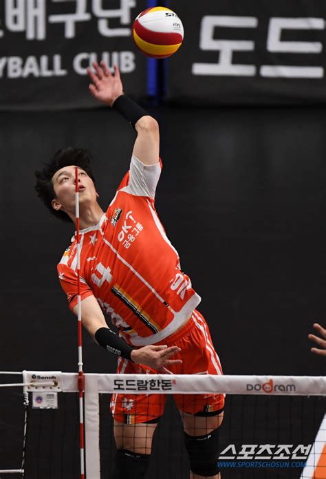 포토 스파이크 공격하는 조재성 네이트 스포츠