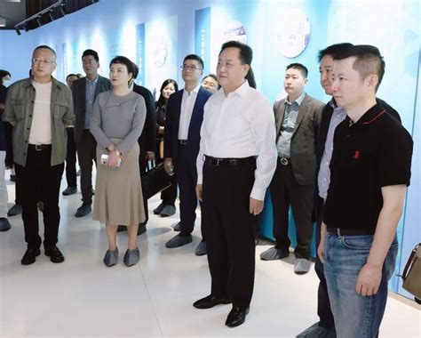 上海复旦大学校友会金融家同学会来松江调研，程向民王靖出席长三角走廊新发展