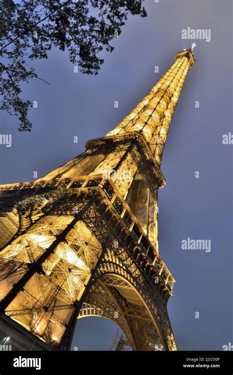Paris France November 19 2021 The Eiffel Tower Is Undergoing