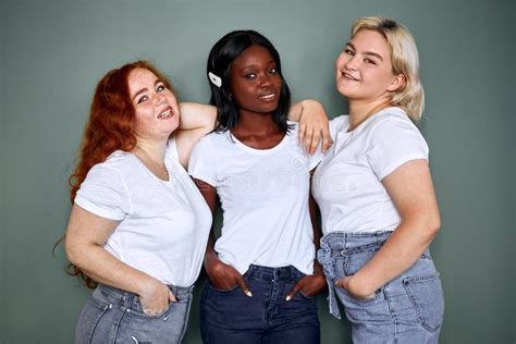 Ritratto Di Tre Belle Donne Di Diverse Nazioni Caucasico Afro