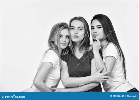 Positieve Modellen Met Plezier Vrolijke Meisjes Schoonheid En Mode Gezin En Liefde Drie