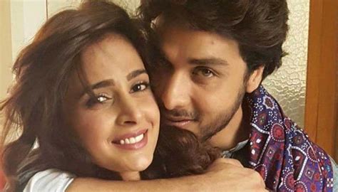 ahsan khan caught vaping infront of saba qamar news 360