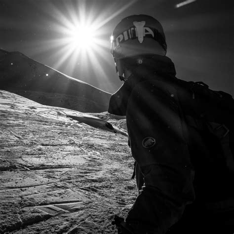 무료 이미지 남자 실루엣 산 눈 겨울 검정색과 흰색 사람들 햇빛 태양 화이트 스포츠 사진술 탐험하다 어둠 의류 검은 단색화 스키 타기