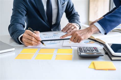 비즈니스 팀 회의 컨퍼런스 재무 데이터 및 마케팅 비즈니스 전략 프로젝트와의 작업 분석 논의 협력 회사의 이익을 창출하기 위한 프레젠테이션 및 브레인스토밍 2명에 대한 스톡