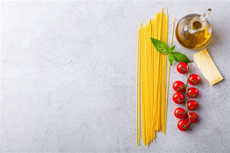 파스타 스파게티 요리 재료 맨 위 보기 공간을 복사합니다 회색 배경입니다 스파게티에 대한 스톡 사진 및 기타 이미지 스파게티 카페 개체 그룹 Istock