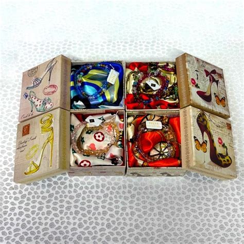 Set 4 Pachete Stylish Pentru Femei Cu Esarfa Eleganta Si Doua Bratari