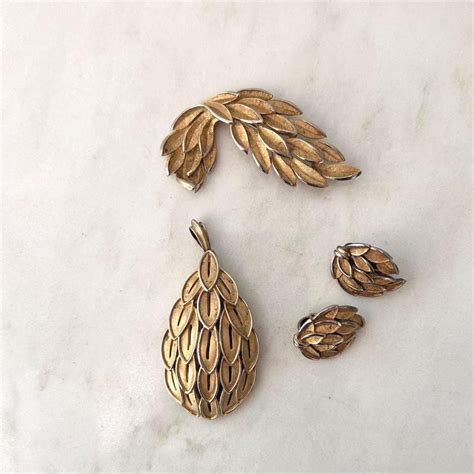 Vintage Crown Trifari Brushed Gold Leaf Jewelry Set Complete 3 Piece