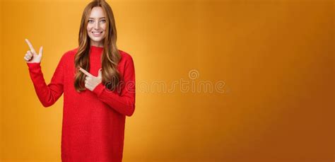 Jovencita Agresiva Y Servicial Encantadora Y Atenta Vestida De Punto Rojo Con El Pelo Jengibre