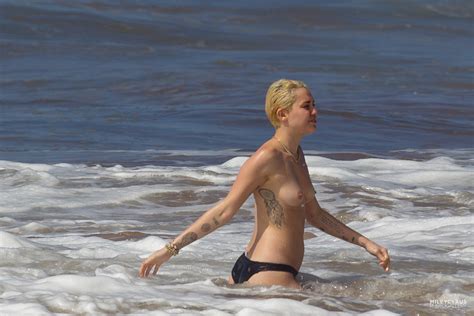 Miley Cyrus Nuda ~30 Anni In Paparazzi
