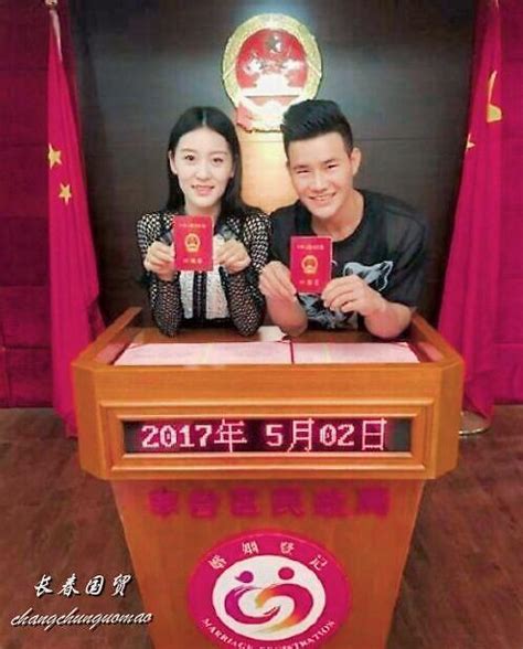 嘎子”谢孟伟漂亮妻子曝光，肤白貌美气质好，曾为一名礼仪老师