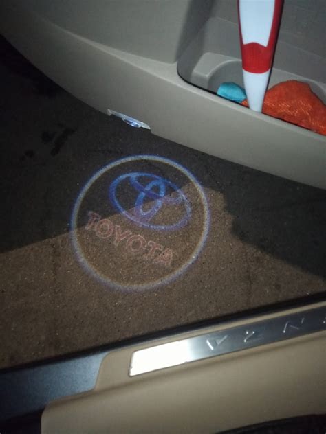 Подсветка передних дверей. — Toyota Venza (1G), 2,7 л, 2009 года ...