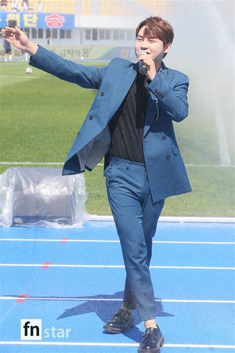 포토 박서진 시원한 물줄기를 배경으로 헉스